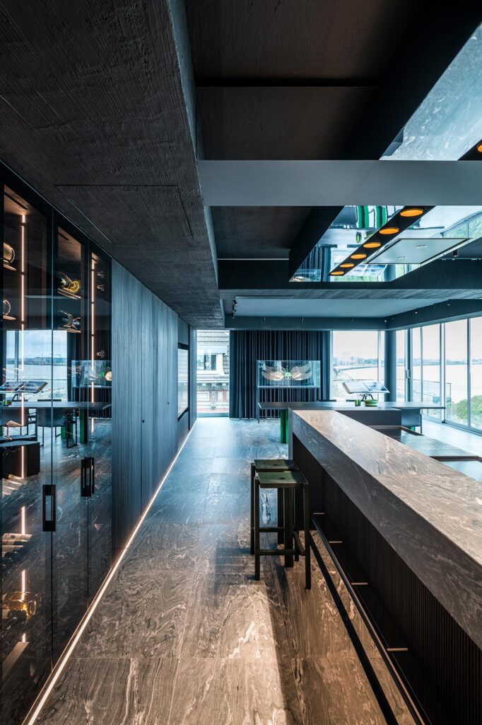 THE FIFTH FLOOR - B BRAND